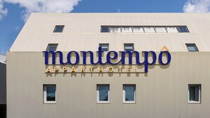 Um edifício com a placa 'montempo APARTHOTEL', indicando ser um hotel-apartamento.
