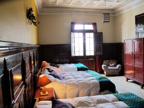 Quarto triplo | Cofres nos quartos, ferros/tábuas de passar roupa, Wi-Fi de cortesia