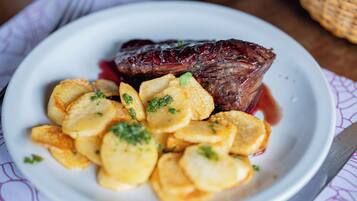 Um prato com bife e rodelas de batata.