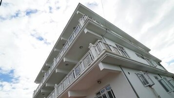 Um edifício de vários andares com varandas e janelas.