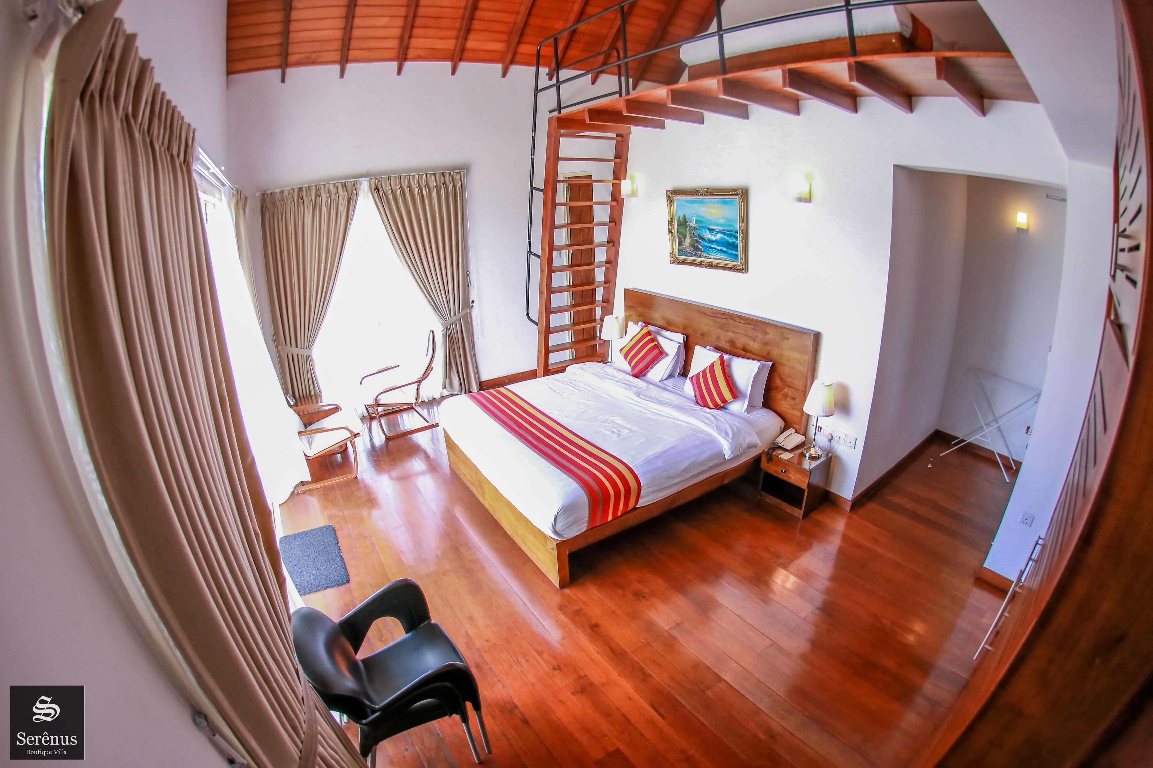 Quarto com cama de madeira, mesa de cabeceira, cadeira, escada e um quadro na parede.