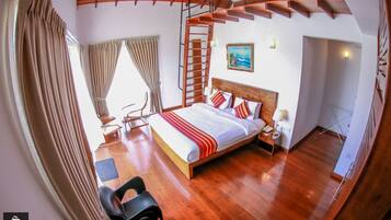 Quarto com cama de madeira, mesa de cabeceira, cadeira, escada e um quadro na parede.