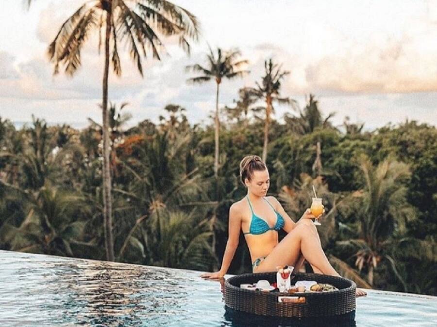 Piscina externa, espreguiçadeiras