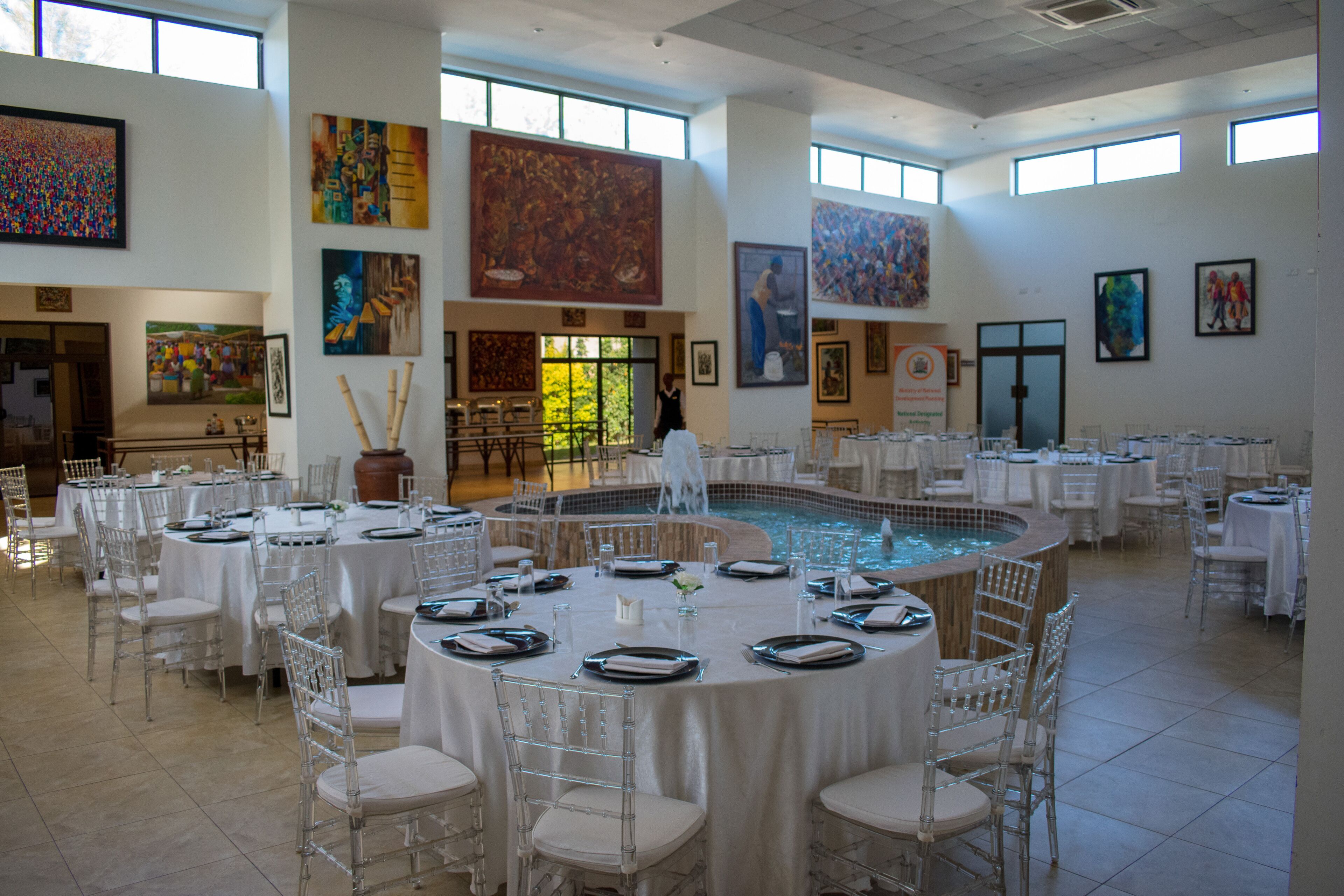 Pequenos-almoços, almoços, jantares servidos, cozinha internacional 