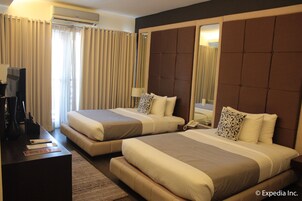 Quarto Duplo Deluxe | Minibar, cofre no quarto, secretária, Wi-fi grátis