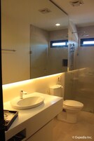 Quarto Duplo Deluxe | Casa de banho | Um polibã, artigos de higiene pessoal grátis, um secador de cabelo 
