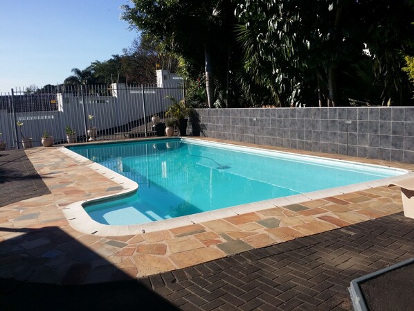 Piscina externa, espreguiçadeiras