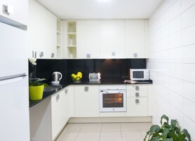 Apartamento standard, 2 quartos | Cozinha privada | Geladeira, micro-ondas, fogão, cooktop