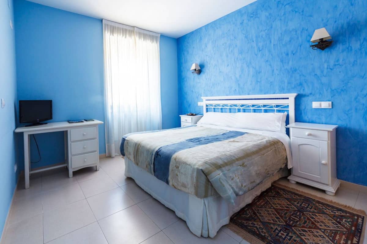 Quarto Duplo Básico | Secretária, roupa de cama fornecida 