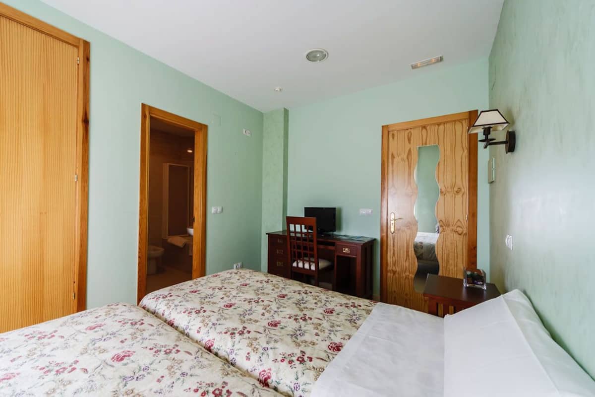 Quarto Duplo Superior | Secretária, roupa de cama fornecida 
