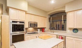 Condo, 4 quartos | Cozinha privada | Geladeira, micro-ondas, cafeteira/chaleira