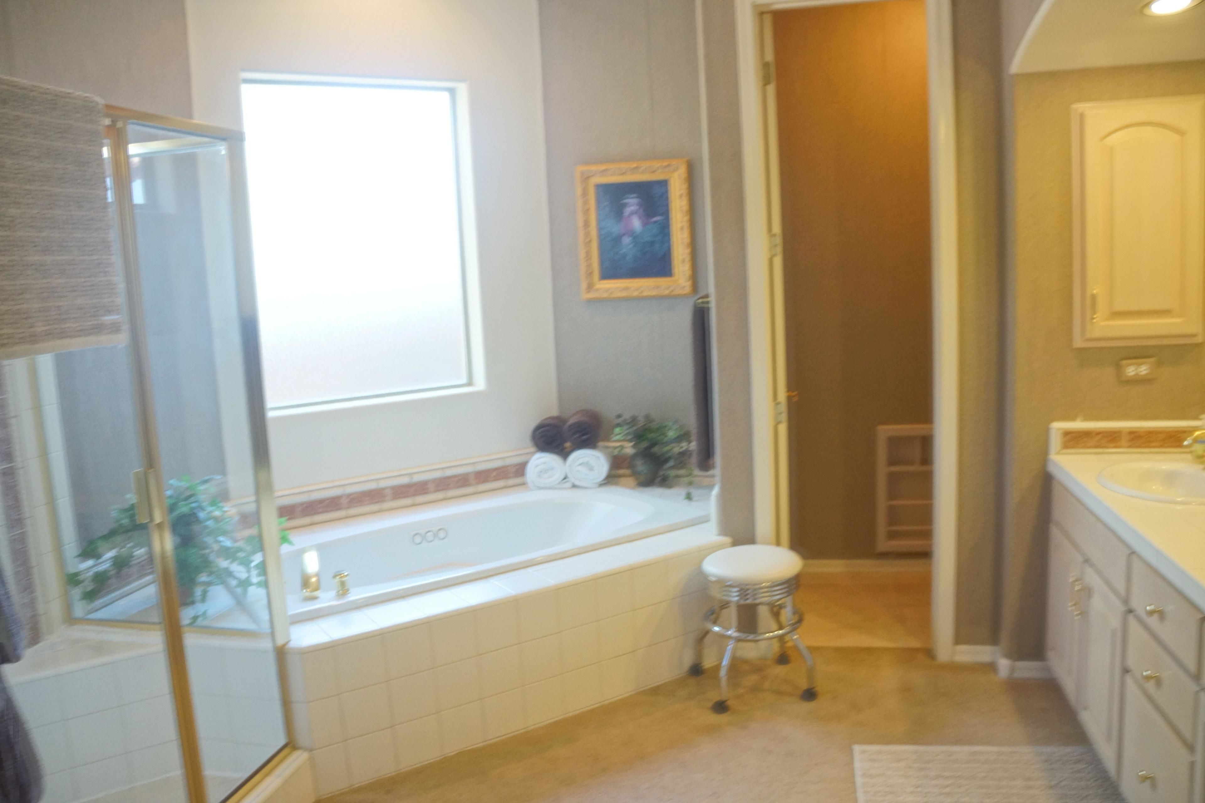 Casa de banho com banheira, sanita e lavatório.