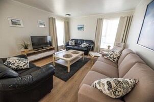 Apartamento, 2 quartos, vista para a montanha | Área de estar | TV LED