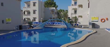 Piscina externa, guarda-sóis, espreguiçadeiras