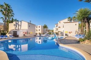 Piscina externa, guarda-sóis, espreguiçadeiras