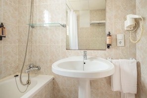 Apartamento básico, 1 quarto | Banheiro | Banheira, toalhas de banho