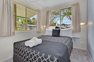 Economy 2 Bedroom Cabin | Ferro/tábua de engomar, Wi-fi grátis, roupa de cama fornecida