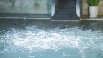 Banheira de hidromassagem interior