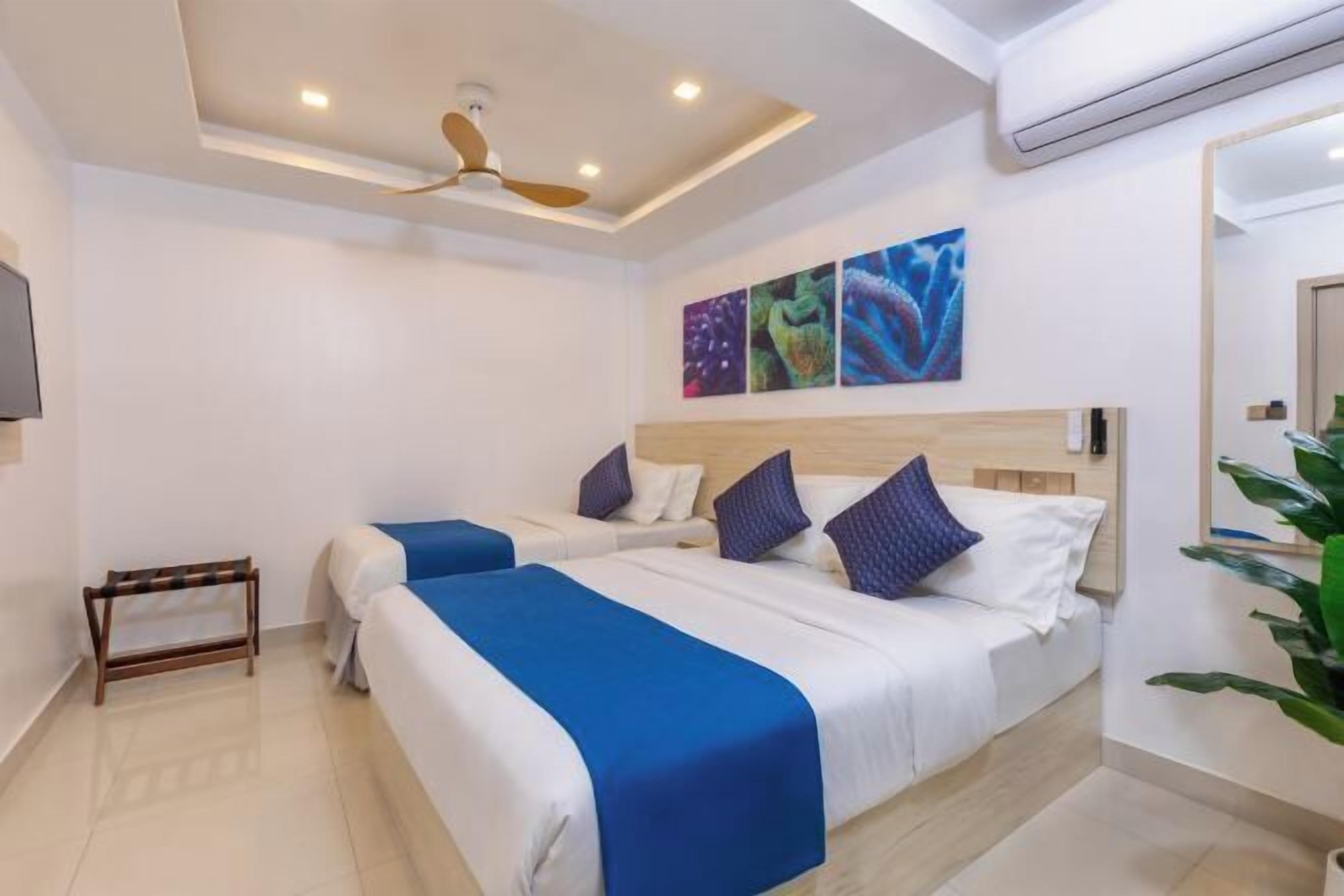 Cofres nos quartos, escrivaninha, camas extras/dobráveis (sobretaxa)