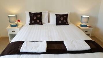 3 quartos, ferro/tábua de engomar, berços/camas para crianças grátis