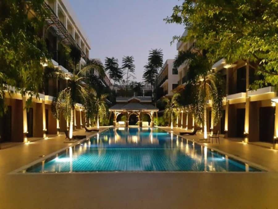 Piscina externa, espreguiçadeiras