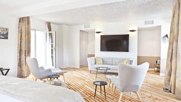 Suite Premium, terraço | Sala | Televisor de ecrã plano de 75 cm com canais por cabo, televisor
