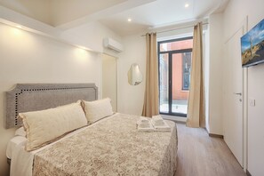 Apartamento Deluxe | Roupa de alta qualidade, com decoração personalizada, secretária