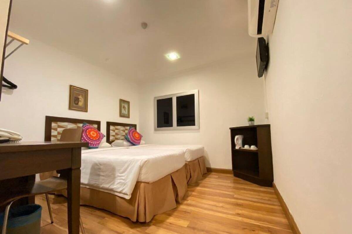 Quarto duplo superior, 2 camas de solteiro | 1 quarto, escrivaninha, ferros/tábuas de passar roupa, Wi-Fi de cortesia