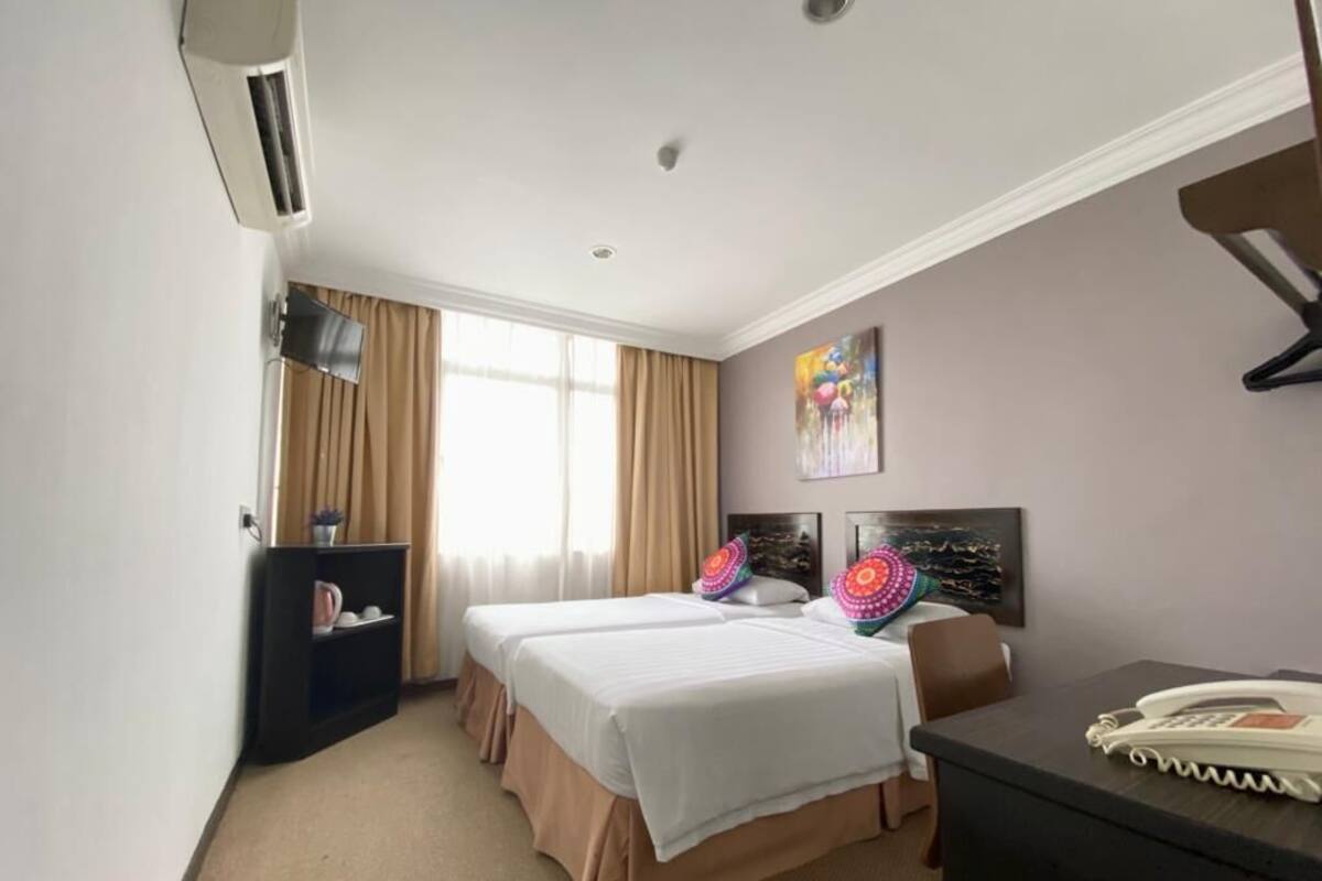 Quarto superior, 2 camas de solteiro, vista para a cidade | 1 quarto, escrivaninha, ferros/tábuas de passar roupa, Wi-Fi de cortesia