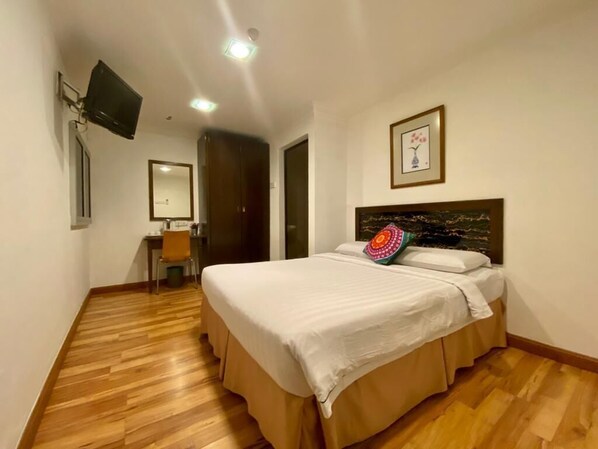 Quarto casal superior, 1 cama Queen | 1 quarto, escrivaninha, ferros/tábuas de passar roupa, Wi-Fi de cortesia