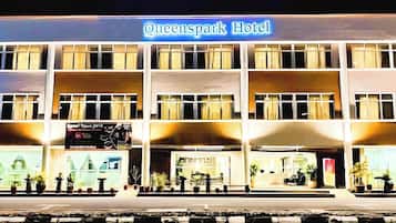 Fachada do alojamento (tarde/noite)