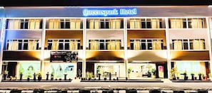 Fachada do alojamento (tarde/noite)