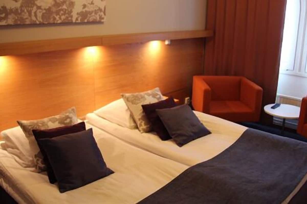 Quarto Standard (Plus) | Secretária, cortinas/cortinados opacos, ferro/tábua de engomar