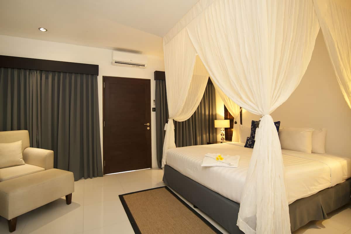 Quarto Superior | Minibar, cofre no quarto, secretária, cortinas/cortinados opacos