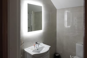 Chuveiro, produtos de toalete grátis, secador de cabelo