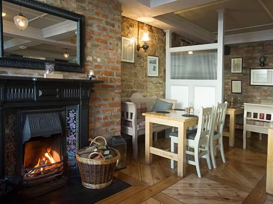 Pequenos-almoços, almoços, jantares servidos, cozinha local