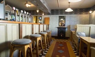 Pequenos-almoços, almoços, jantares servidos, cozinha local 