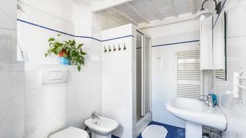 Um polibã, artigos de higiene pessoal grátis, um secador de cabelo