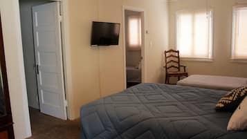 Suíte família, várias camas, geladeira e micro-ondas, no pátio | 3 quartos, individualmente decorados, individualmente mobiliados