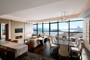 Suíte presidencial, 2 quartos, vista para o oceano | Frigobar, cofres nos quartos, escrivaninha
