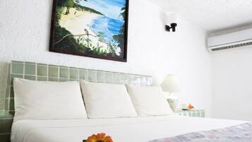 Standard Room | Secretária, ferro/tábua de engomar, roupa de cama fornecida