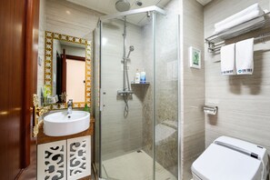 Quarto Twin Deluxe | Casa de banho | Um polibã, artigos de higiene pessoal grátis, roupões, chinelos 