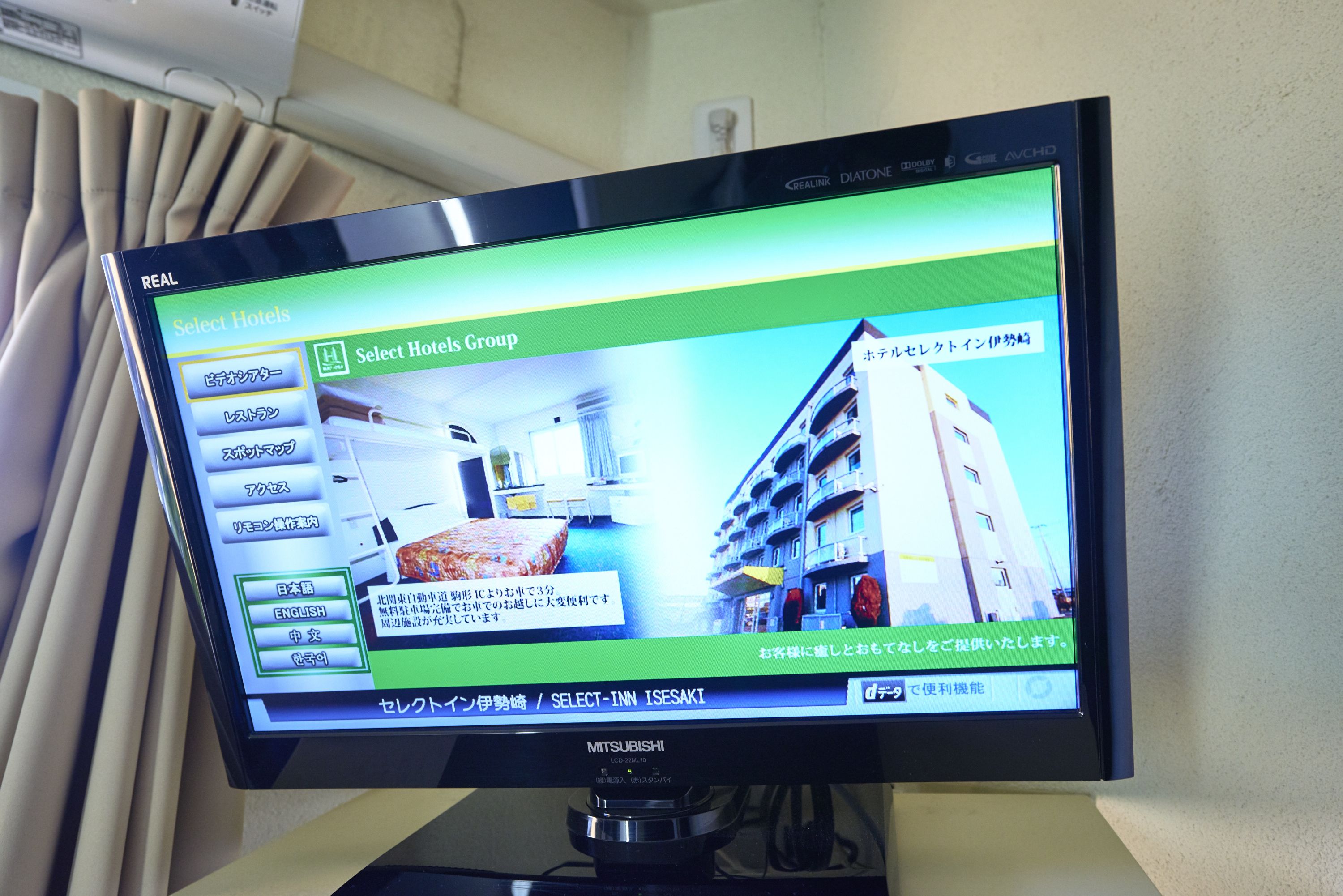 Interface de reserva de hotel com opções para escolher hotéis e funcionalidade para reservas em grupo.