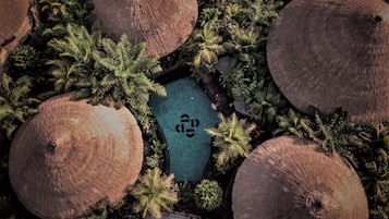 Piscina exterior, espreguiçadeiras