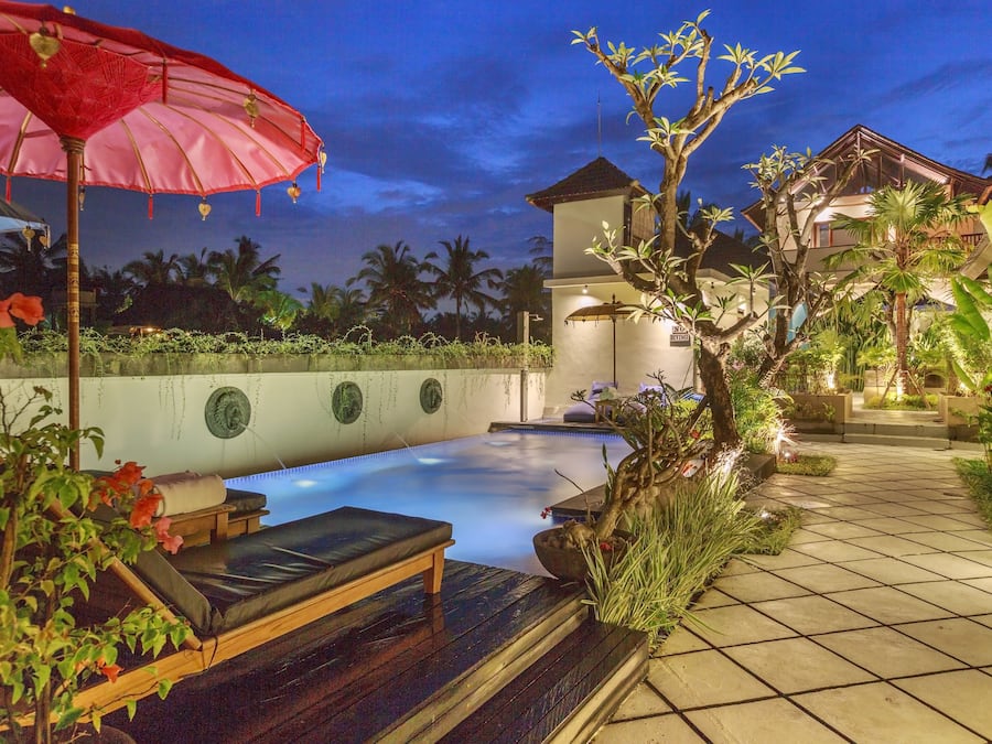 Piscina externa, guarda-sóis, espreguiçadeiras