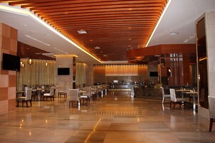 6 restaurantes, com serviço de almoço e jantar; culinária chinesa