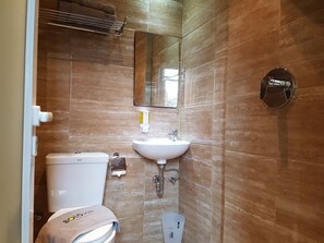 Um polibã, artigos de higiene pessoal grátis, chinelos 