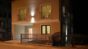 Um edifício de dois andares com uma placa indicando 