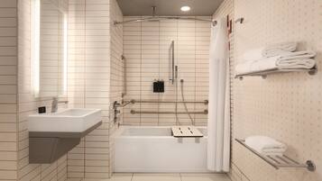 Chuveiro, chuveiro com efeito de chuva, produtos de toalete grátis