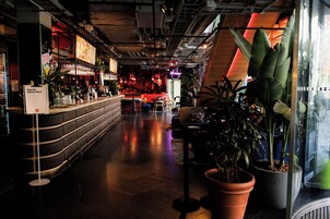 2 restaurantes, é servido café da manhã